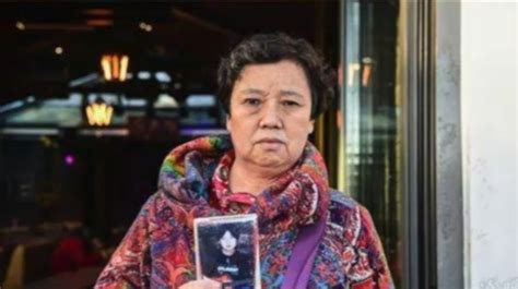年过六旬的老人去医院整容，当她说出原因后令工作人员惊讶凤凰网视频凤凰网