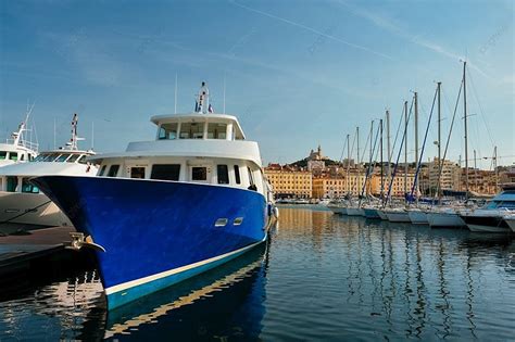 요트와 노트르담 드 라 가르드 마르세유 대성당이 있는 마르세유 구 항구vieux Port De Marseille 사진 배경 및