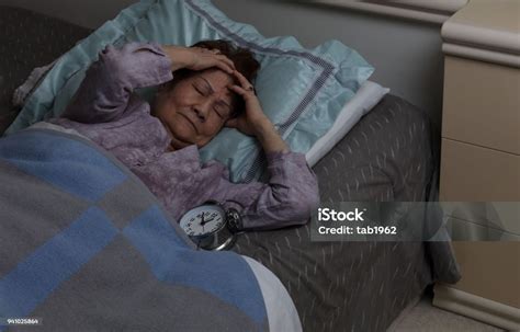 침대에 동안 야간 동안 두통으로 고위 여자 노인에 대한 스톡 사진 및 기타 이미지 노인 한 명의 여자만 두통 Istock