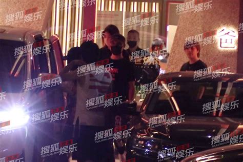 独家：章子怡汪峰带醒醒吃烤肉！一家三口轻松惬意 搜狐大视野 搜狐新闻