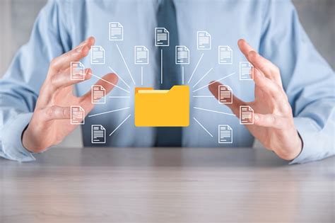 문서 관리 시스템 Dms 비즈니스 맨은 폴더 및 문서 아이콘을 보유합니다 회사 파일 및 정보를 보관 검색 및 관리하기 위한