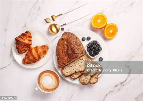 아침 식사 설정 블루 베리로 둘러싸인 사워 도우를 곁들인 크로와상 흰색 바탕에 커피 컵입니다 0명에 대한 스톡 사진 및 기타 이미지 Istock