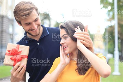 여름 옷에 미소와 야외 선물 상자를 들고 매력적인 흥분 커플의 이미지 겨울에 대한 스톡 사진 및 기타 이미지 겨울 귀여운 남자 친구 Istock