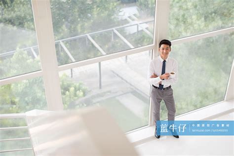年轻商务男士喝咖啡 蓝牛仔影像 中国原创广告影像素材
