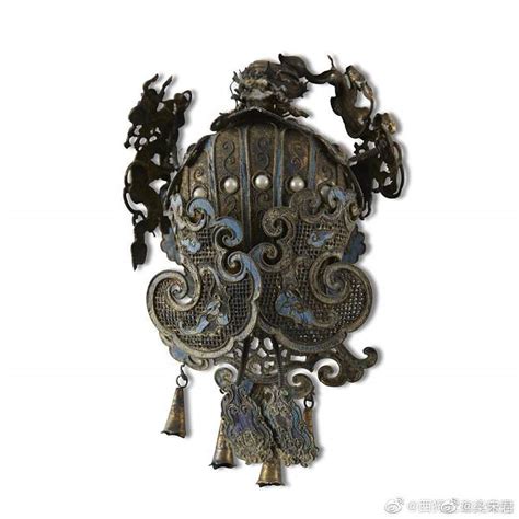 西狩堂主人奇光 发的这件冠子跟之前文物首饰研究 发的一件结构上如出一辙，还有一件湖南农民上交的据称是明代的冠子也是一脉相承