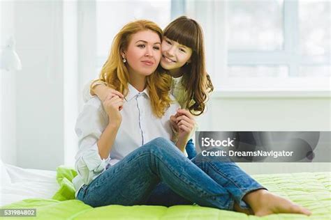 행복함 바꿔 딸 껴안기 아주머니 구슬눈꼬리 침대 위에 가정 생활에 대한 스톡 사진 및 기타 이미지 가정 생활 가정의 방