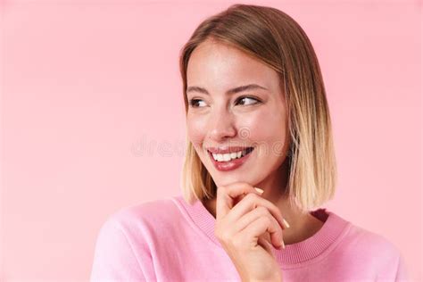 Retrato De Una Encantadora Joven Rubia De Pelo Corto Imagen De Archivo