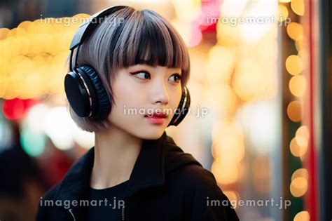 ヘッドホンをしているおしゃれなアジア人女性（ai生成画像）のイラスト素材 239406634 イメージマート