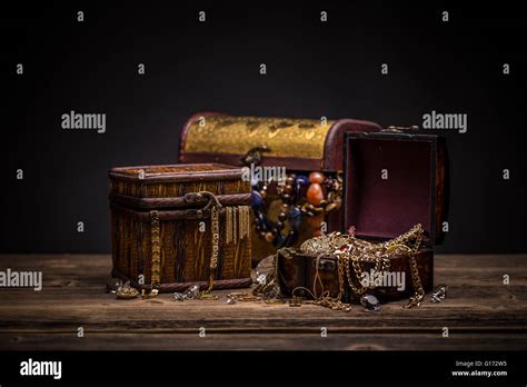 Jewelry chest hi-res stock photography and images - Alamy