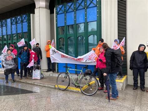 Demo Im Regen Fahrradboten Protestierten In Wien In Kleiner Runde