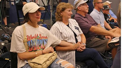 Photo New York Yankees Superstar Aaron Judges Wife Samantha