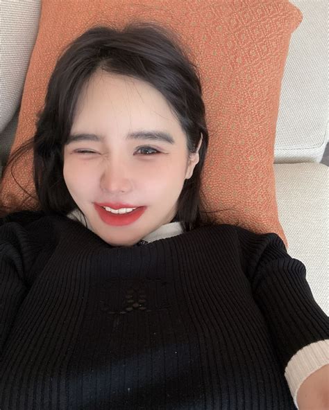 박봄 이뿐 내가 좋아하는 초록색 울언니한테 선물받았다 클로버 반다나시카백 이라나😍🎉🥰🍉 고운 언니 고마워~👑 Instagram