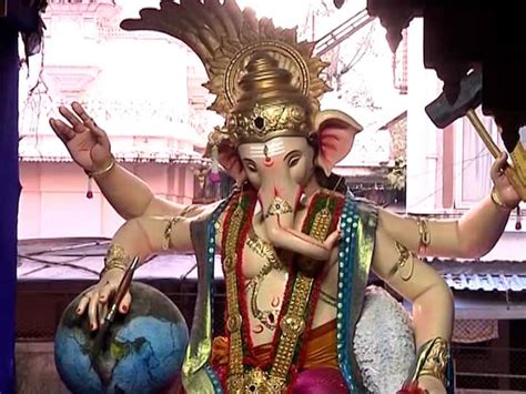 Mumbaicha Raja Photo मुंबईतील मानाचा पहिला गणपती मुंबईचा राजा