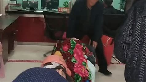 重庆一银行现“担架抬人到柜台办理业务”，银行回应：可上门服务，客户丈夫未及时得知凤凰网视频凤凰网