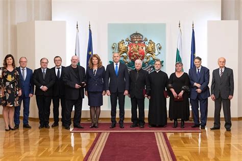 Румен Радев удостои с висши държавни отличия изтъкнати дейци в различни области