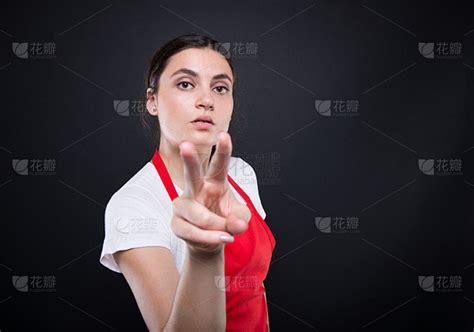 漂亮的女卖家在盯着你呢