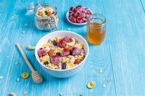 건강한 아침 식사 신선한 그 라 놀라 견과류와 냉동 딸기 Muesli 평면도 공간을 복사하십시오 무료 사진