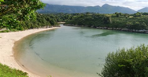 La Playa De Asturias Rodeada De Acantilados Que Parece Una Piscina