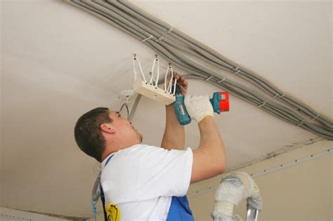 Jak moc ustoupit od stěny při pokládání kabelu podél stropu