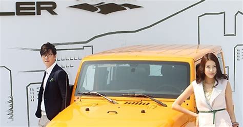 사진 지프 랭글러 사하라 도심 속에서 더욱 빛나는 명차