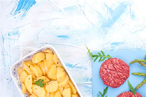 바베 큐와 감자에 대 한 쇠고기에서 원시 Cutlets입니다 점심 및 향신료와 아스파라거스 요리 고기입니다 텍스트에 대 한