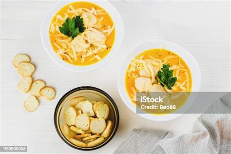 나무 바탕에 크루와 신선한 딜과 파 슬 리를 가진 호박 크림 수프 평면도 0명에 대한 스톡 사진 및 기타 이미지 0명 가을 건강한 식생활 Istock
