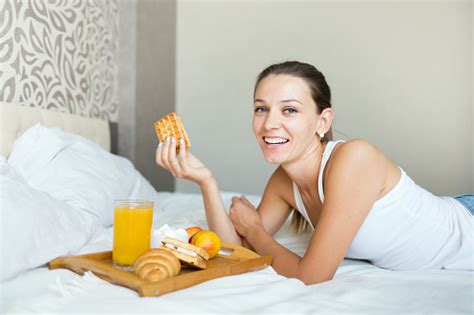 아름 다운 여 자가 침대에서 건강 한 아침 식사를 먹고 웃 고 가정 생활에 대한 스톡 사진 및 기타 이미지 가정 생활 갈색