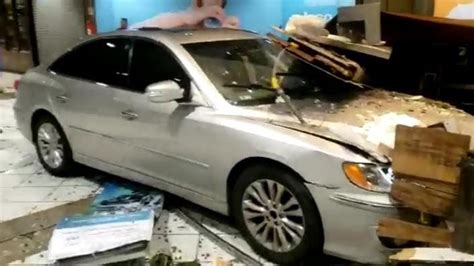 Vídeo Homem Invade Shopping Com Carro E Destrói Lojas Em Sc IstoÉ
