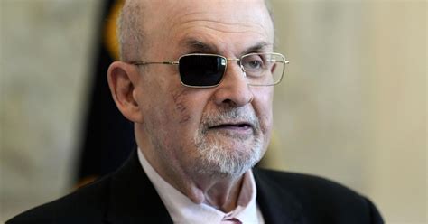 El Escritor Salman Rushdie Testifica En El Juicio Contra El Joven Que Le Apuñaló En Nueva York