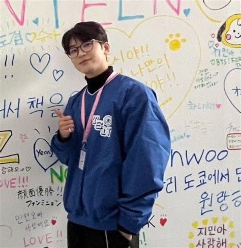 Seventeen Community Post 진짜 똑같야今天去看畫展的時候看到的） 我：全圓佑欸哈哈哈哈哈哈 爸：蛤你說什麼