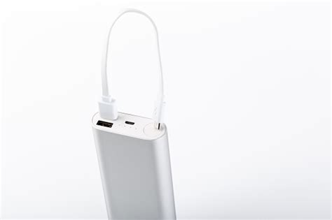 모바일 장치 충전용 보조 배터리 보조 배터리가 있는 흰색 스마트폰 충전기 모바일 장치용 외부 배터리 0명에 대한 스톡 사진 및 기타 이미지 Istock