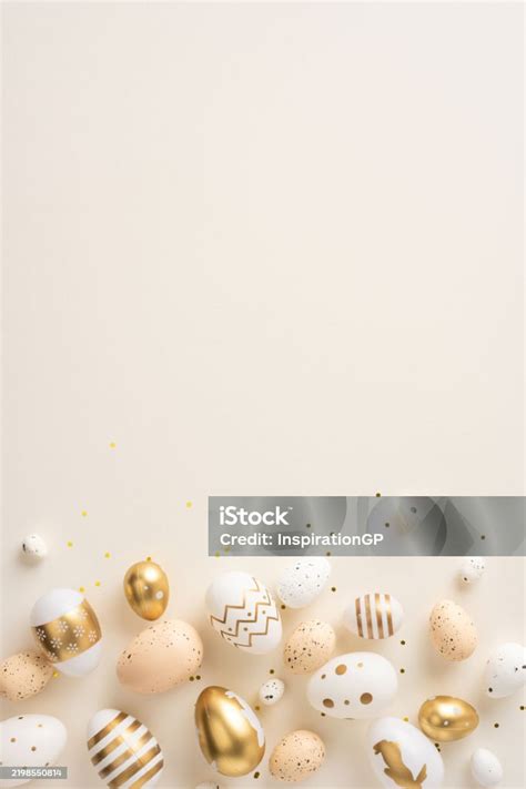 베이지색 배경에 복잡한 디자인이 흩어져 있는 황금색과 흰색의 수직 부활절 달걀로 계절 축하 행사에 이상적입니다 4월에 대한 스톡 사진 및 기타 이미지 Istock