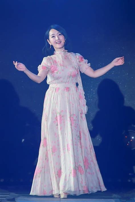 那英楊鈺瑩同台，大媽與少女的對比啊，網友：怎麼看都不止差4歲 每日頭條