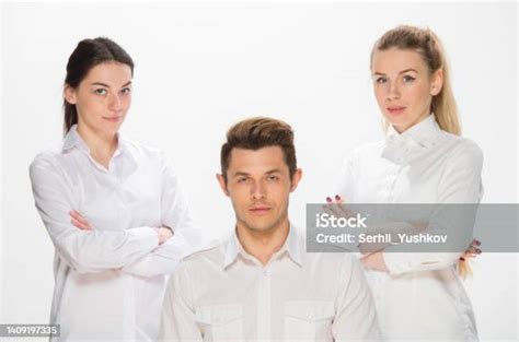 흰색 배경에 흰색 셔츠를 입은 젊은 사업가 팀이 고립되었습니다 두 명의 소녀와 남자로 구성된 팀은 행복하고 이기고 계획하고 논쟁하고 토론하고 화나게하고 무언가를 이깁니다 흰