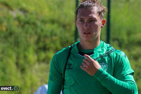 Maxence Rivera Se Voit Décerner Un Trophée