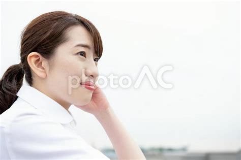 遠くを見る女性 No 3620116｜写真素材なら「写真ac」無料（フリー）ダウンロードok