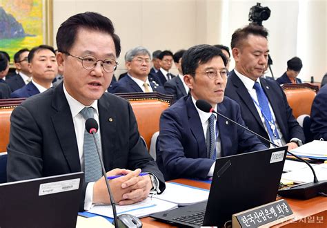 포토 답변하는 강석훈 Kdb산업은행 회장