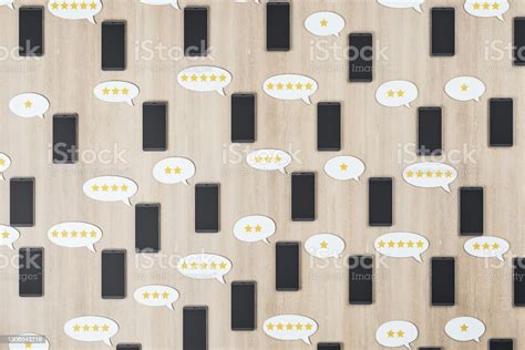 나무 표면에 검은 휴대 전화와 별과 음성 거품과 소셜 네트워크 등급 개념 고객에 대한 스톡 사진 및 기타 이미지 고객 피드백 휴대전화 Istock