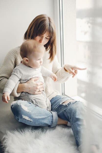 Madre Joven Y Bonita Jugando Con Su Hijo En Casa Foto Premium