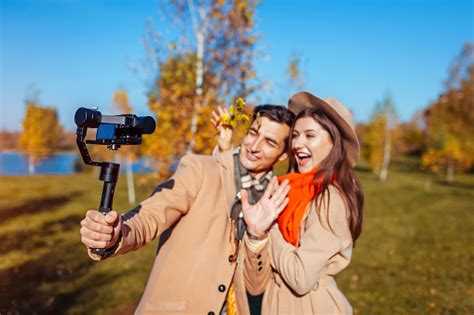 젊은 부부는가 숲에서 산책 남자와 여자 블로거 장면을 촬영입니다 사람들 재미 가을에 대한 스톡 사진 및 기타 이미지 가을 가정용 캠코더 갈색 머리 Istock