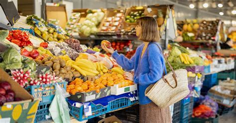 현지 시장에서 신선한 과일을 고르는 젊은 쾌활한 여자 재사용 가능한 메쉬 가방으로 쇼핑 지속 가능성과 유기농 현지 음식 개념 사진 Unsplash의 건강한 라이프