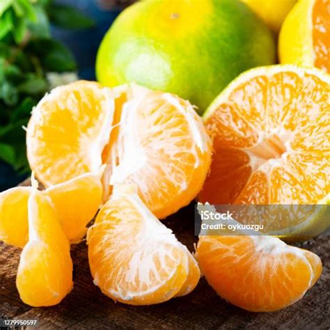 잘 익은 만다린 과일은 껍질을 벗기고 오래된 소박한 모습의 목재에 만다린 과일과 잎을 곁들인 목재를 놓습니다 겨울 과일 0명에 대한 스톡 사진 및 기타 이미지 Istock