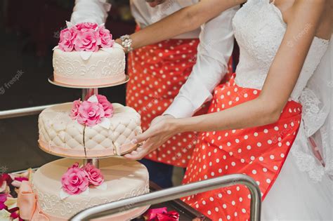 Premium Photo Divide The Cake Into Pieces For Wanting To Eat 7825