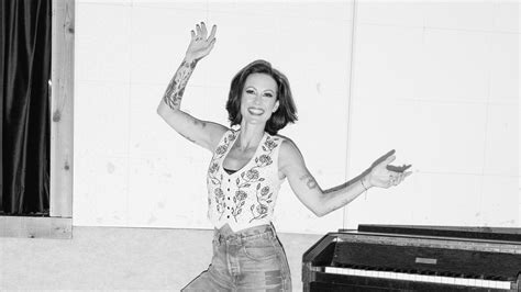 Amanda Shires Isnt Letting Nashville Or Her Marriage Off The Hook