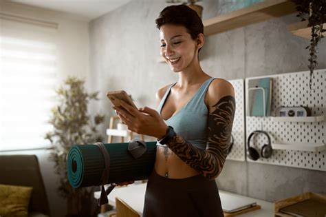 휴대 전화를 사용하는 백인 여성 운동 선수 운동에 대한 스톡 사진 및 기타 이미지 운동 문신 청년 성인 Istock