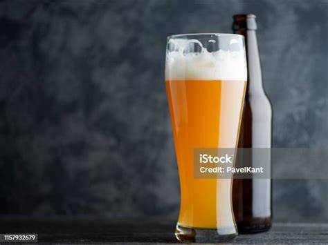 어두운 테이블에 여과되지 않은 밀 맥주 한 잔과 맥주 병 복사 공간 밀 맥주에 대한 스톡 사진 및 기타 이미지 밀 맥주 병