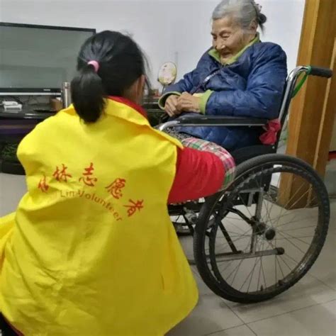 志愿服务 饺子暖人心，浓浓帮扶情社区曹桂华蓝芳君