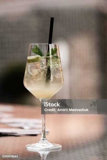 상쾌한 모히토 칵테일 라임 민트 얼음 칵테일 튜브가 있는 무알코올 상쾌한 음료 튜브가있는 유리에 탄산수가 취해 있습니다 바 음료 시리즈 감귤류 과일에 대한 스톡 사진 및