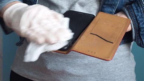 Mujer Que Usa Guantes De Látex Limpiando El Smartphone Por Medio De Un