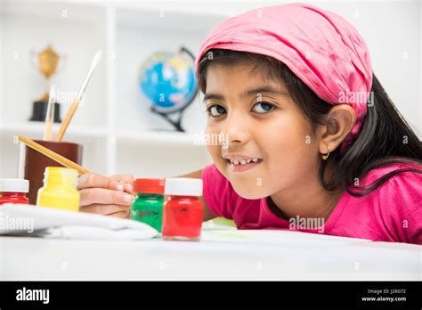 Kinder und Spaß Konzept niedliche kleine asiatische oder indische